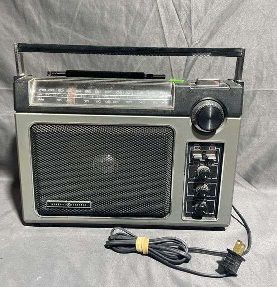 General Electric Portable AM/FM Radio Model 7-2940B - Metzger Property ...