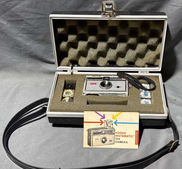Kodak Instamatic 104 Camera with Case, Flash Bulbs, and Manual ...