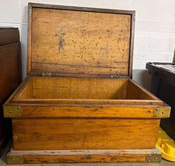 Rectangular Hinged Storage Chest, 23.25×15.25×11″ - Metzger Property ...