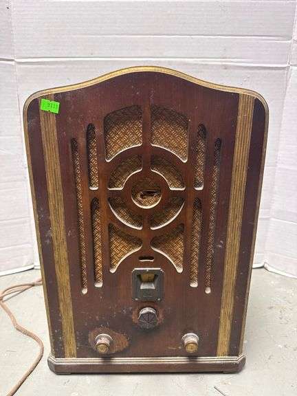 1930s Tube Radio with Arched Front and RCA Licensed Chassis - Metzger ...