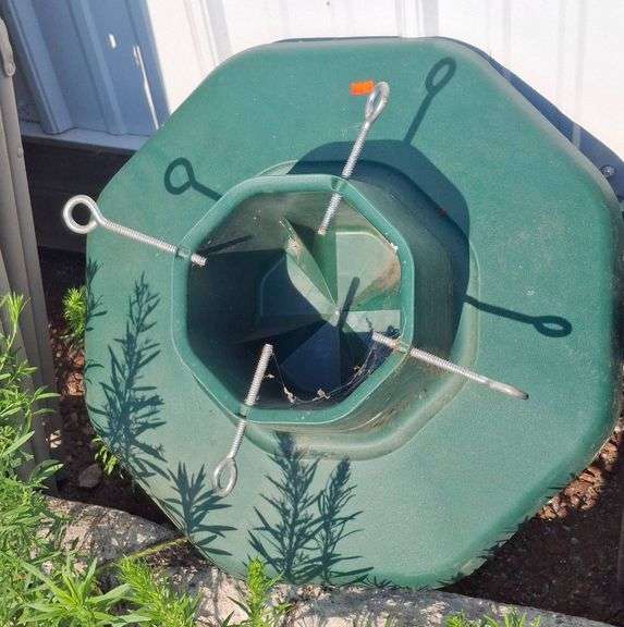 Green Plastic Christmas Tree Stand with Adjustable Bolts - Metzger ...
