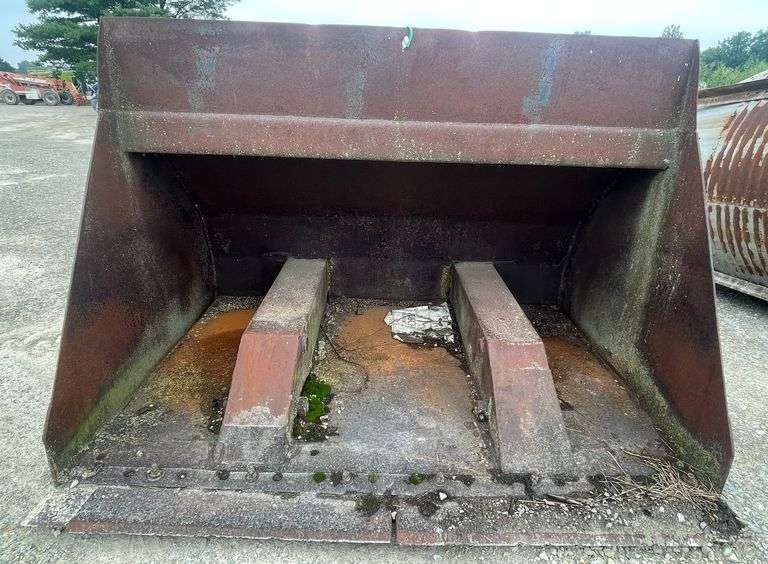 544 John Deere Roll Out Bucket - Metzger Property Services, LLC