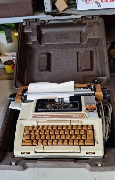 Smith-Corona 250 Portable Typewriter with Hard Plastic Carry Case ...