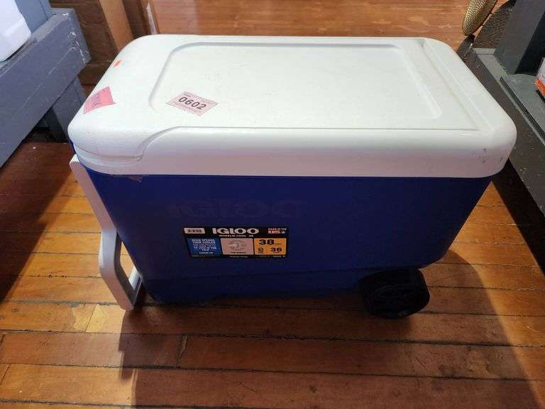 Igloo Wheelie Cool 38-Quart Wheeled Cooler with Tow Handle - Metzger ...