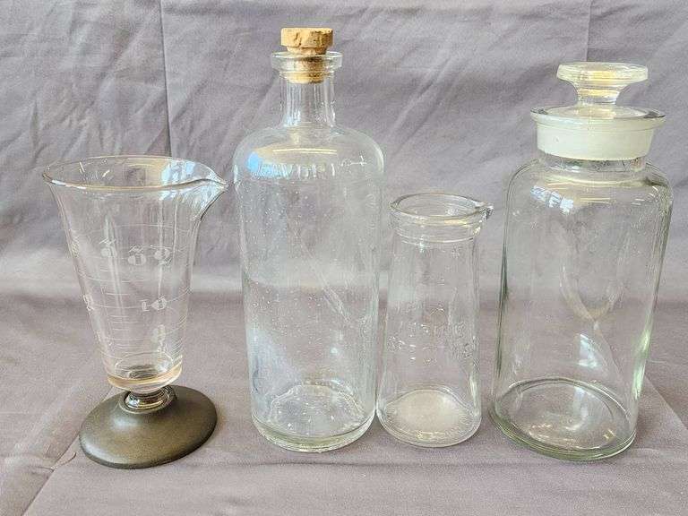 4 Laboratory Glass Containers and Measuring Vessel with Base - Metzger ...