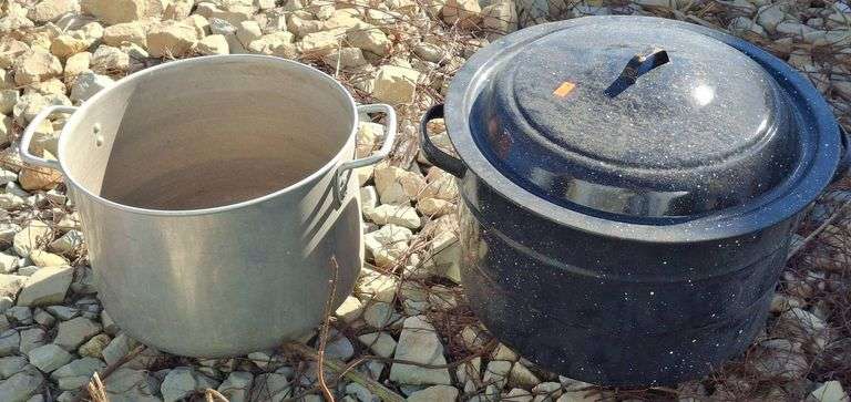 2 – Large Cooking Pots inc. 1 Aluminum and and 1 Enamel with Lid 11″-13 ...