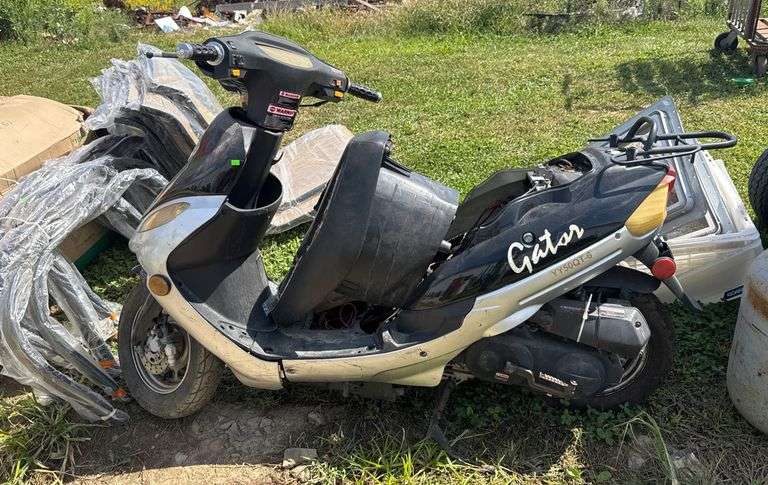 Gator YY50QT-6 49cc Gas-Powered Scooter - Metzger Property Services, LLC