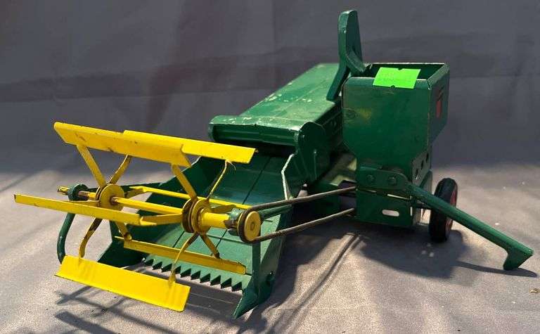 Slik Oliver Pull-Type Combine Model in Green and Yellow - Metzger ...