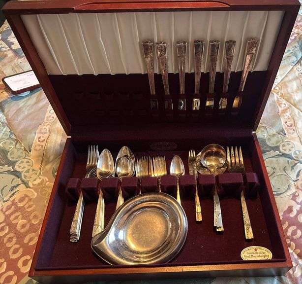 Nobility Plate Silver-Plated Flatware in 11x17x4 In. Case - Metzger ...
