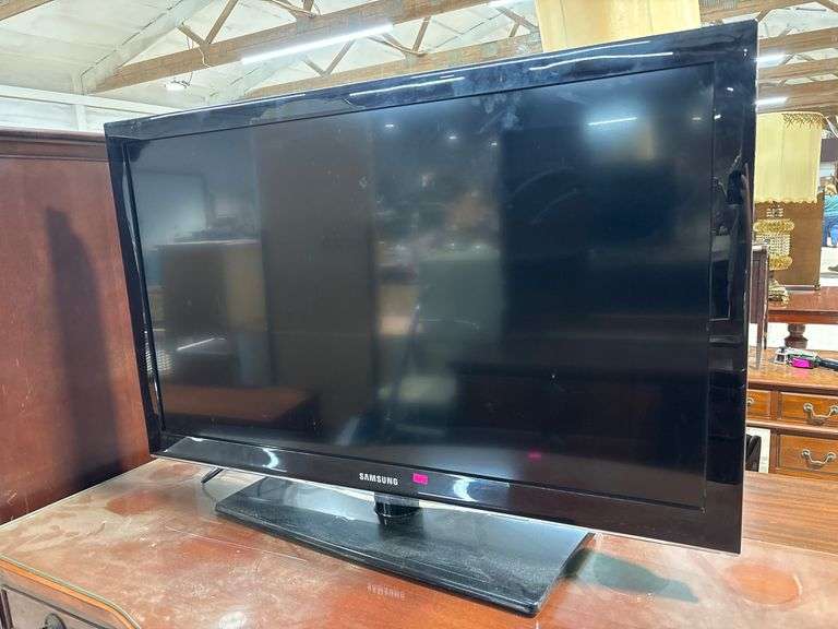 Samsung Flat-Screen TV Model LN-T4053H with Stand, 40” - Metzger ...