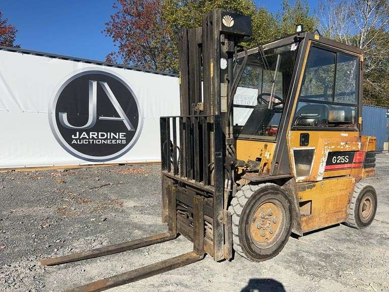 Daewoo G25S Forklift with Enclosed Cab (no tank) - Jardine Auctioneers Inc.