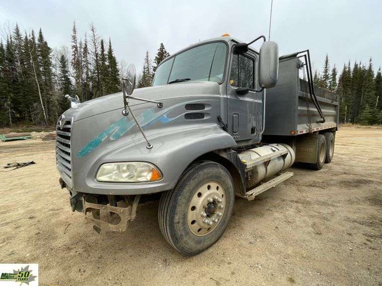 2002 Mack Vision CX613 T/A Dump Truck - Michener Allen Auctioneering Ltd