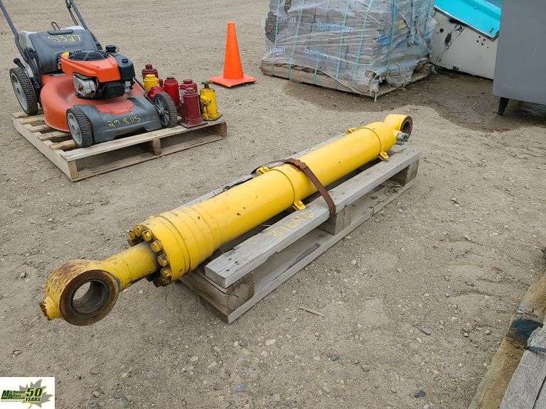 Komatsu Hydraulic Ram-1 Pallet - Michener Allen Auctioneering Ltd