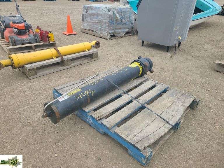 Box Hoist-1 Pallet - Michener Allen Auctioneering Ltd