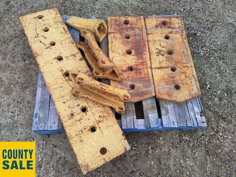 Pallet with 2 Ripper Guards, 1 Tooth, 3 Bolt on Blades for D8T ...