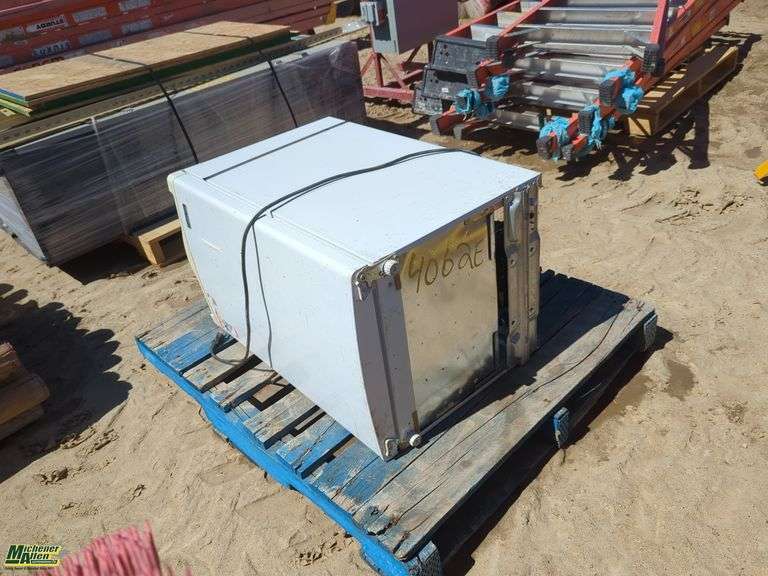 Magic Chef Mini Fridge - Michener Allen Auctioneering Ltd