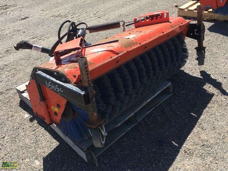 Kubota L2163 60” Sweeper Kubota L2163 - Michener Allen Auctioneering Ltd