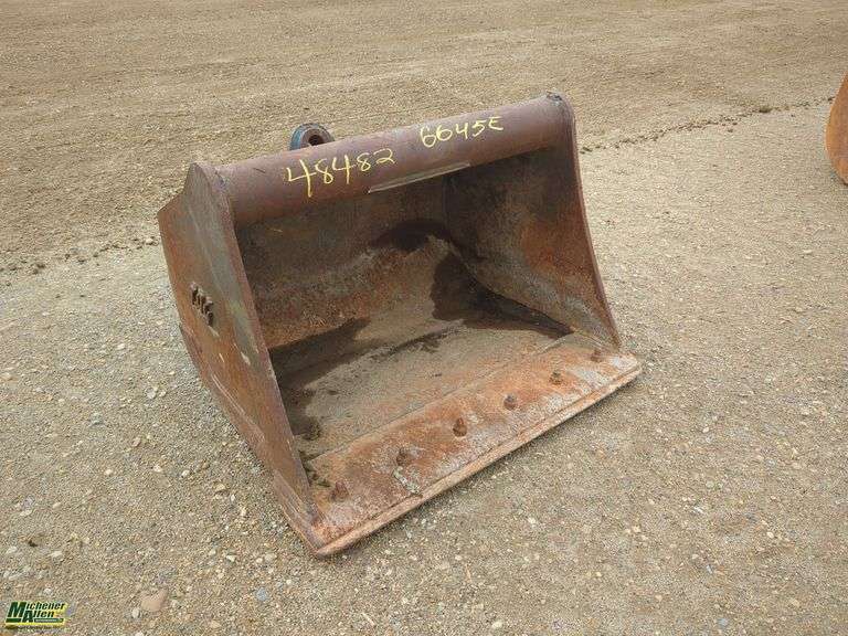 32" Excavator Clean Up Bucket - Michener Allen Auctioneering Ltd