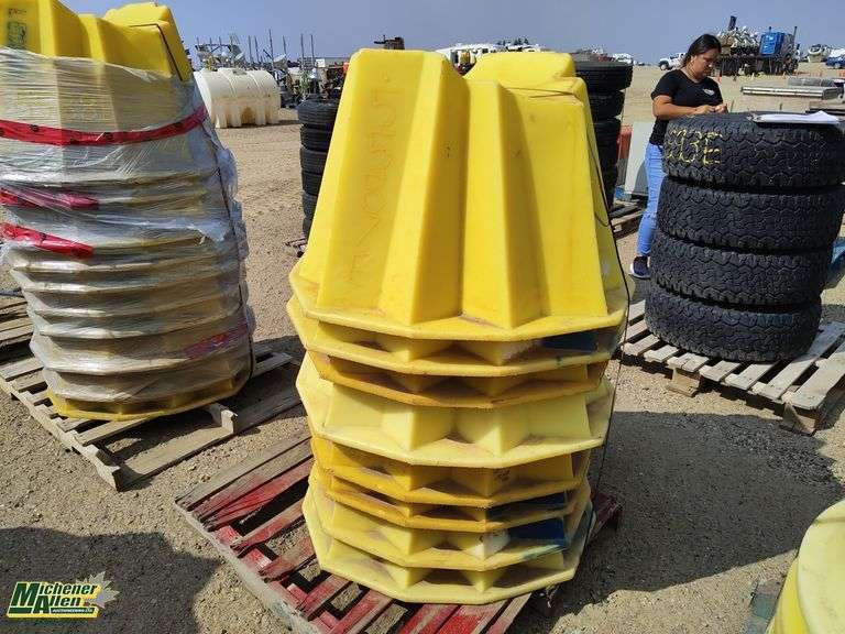 Plastic Pipe Stands - Michener Allen Auctioneering Ltd