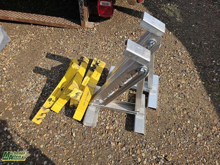 Ladder and Roofing Jacks - Michener Allen Auctioneering Ltd