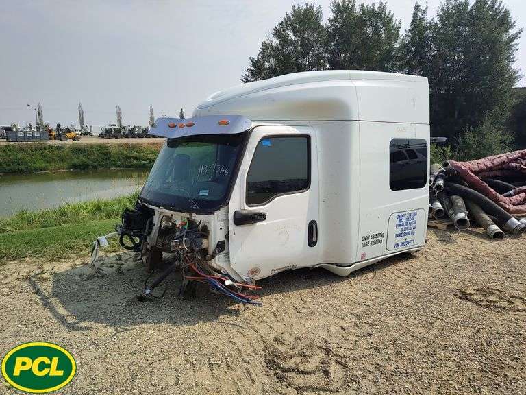 Damaged Sleeper Tractor Cab - Michener Allen Auctioneering Ltd