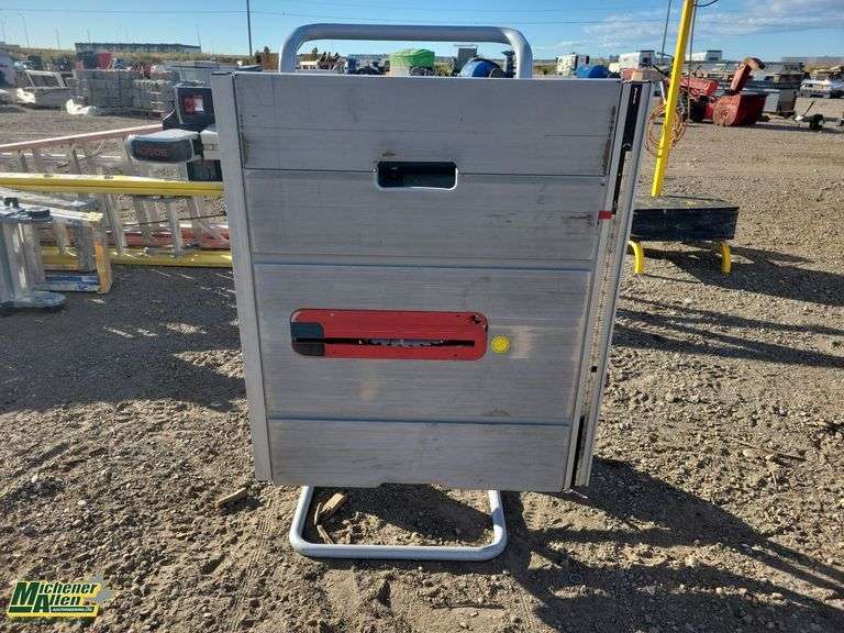 Bosch 10in Table Saw - Michener Allen Auctioneering Ltd