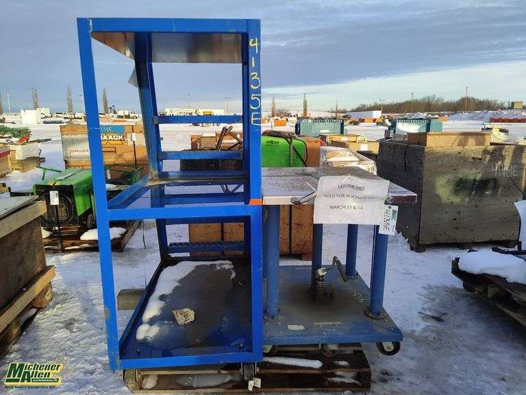 Pallet with Stock Picking Ladder Cart, Work Positioning Post Lift Table ...