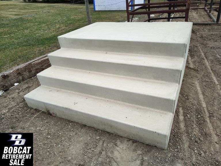 Precast Step - Michener Allen Auctioneering Ltd