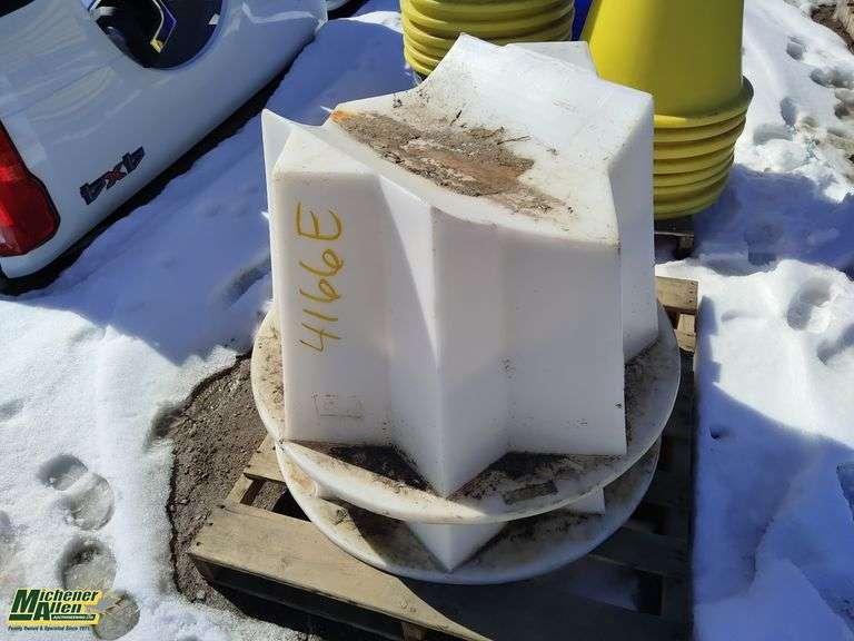 2 Plastic Pipe Stands - Michener Allen Auctioneering Ltd