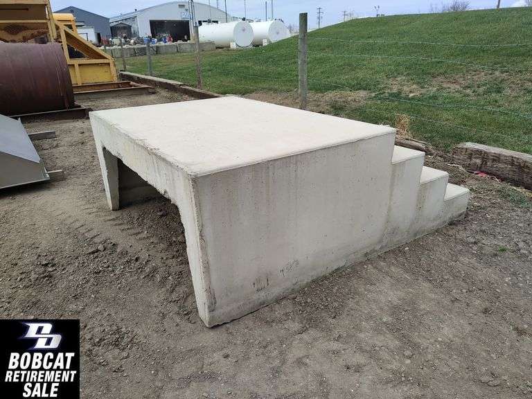 Precast Step - Michener Allen Auctioneering Ltd