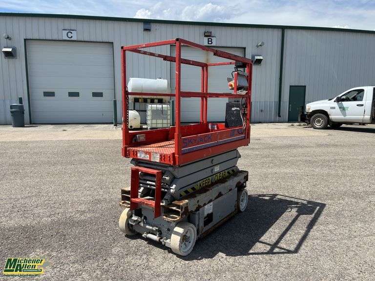 Sky Jack 3219 500 LBS Scissor Lift - Michener Allen Auctioneering Ltd