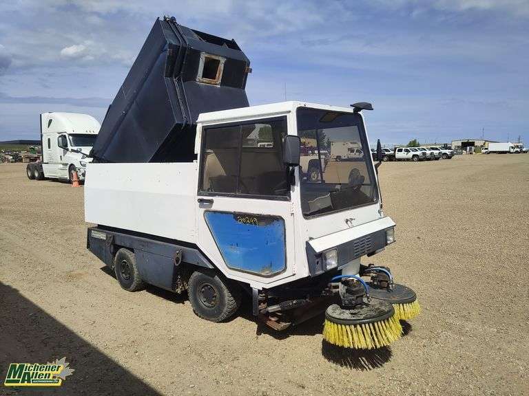 Johnston 2000 Dry Vac Street Sweeper - Michener Allen Auctioneering Ltd