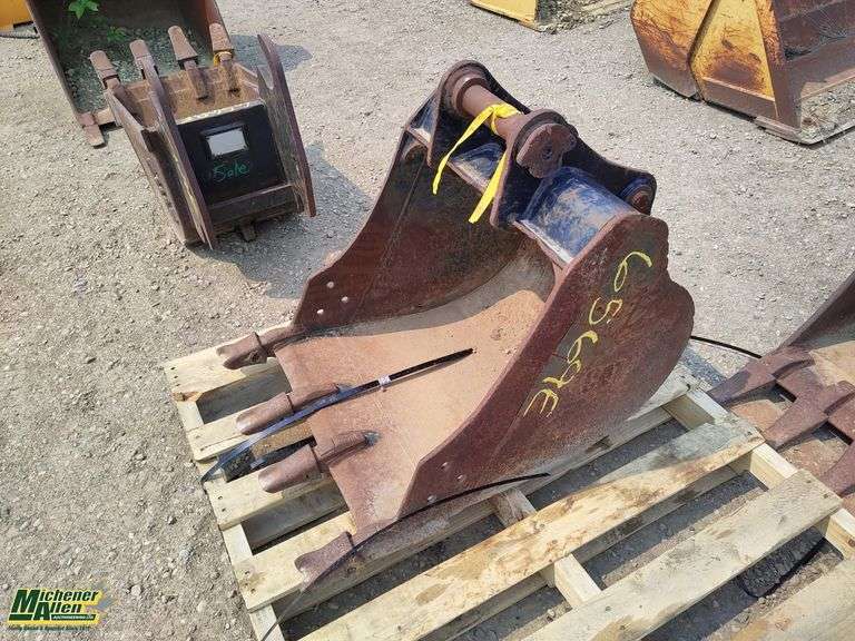 22in CAT Digging Bucket - Michener Allen Auctioneering Ltd