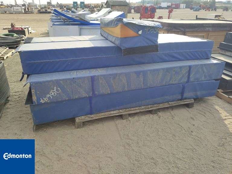 1 Set of Soft Blue Pads 85Ft Total - Michener Allen Auctioneering Ltd