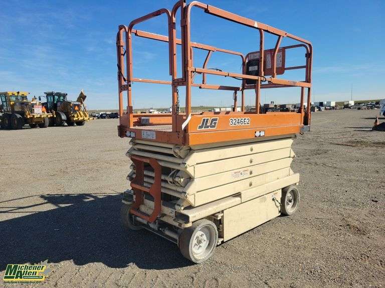 Electric Scissor lift Non-Operable 2000 JLG 3246-F2 700 LBS Scissor ...
