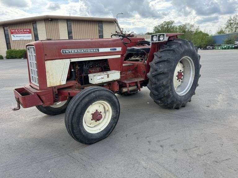 1974 INTERNATIONAL 574 TRACTOR - Miedema Auctioneering