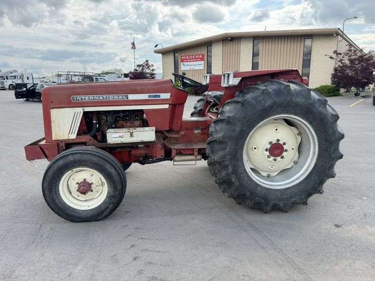1974 INTERNATIONAL 574 TRACTOR - Miedema Auctioneering