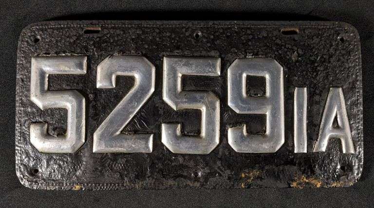 RARE 1908 IOWA LEATHER AUTOMOBILE LICENSE PLATE #5259 - Millers Auction Co.