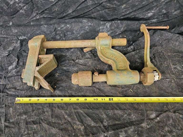 Olive Tool Mfg. Pipe Vise with Adjustable Jaw and Hand Crank ...