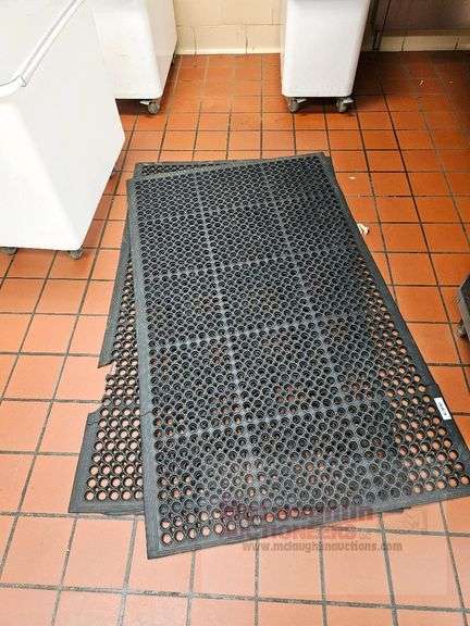 Black Rubber Anti-Fatigue Floor Mat, 3 ft x 5 ft, Circular Hole Pattern ...