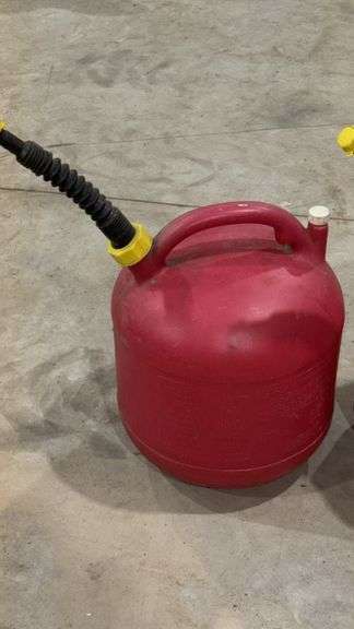 Red Plastic Gasoline Containers with Flexible Spouts, 5 Gallon Capacity ...