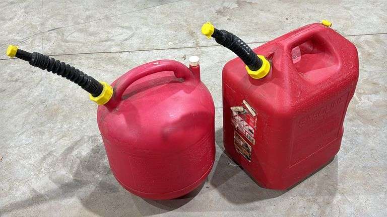 Red Plastic Gasoline Containers with Flexible Spouts, 5 Gallon Capacity ...