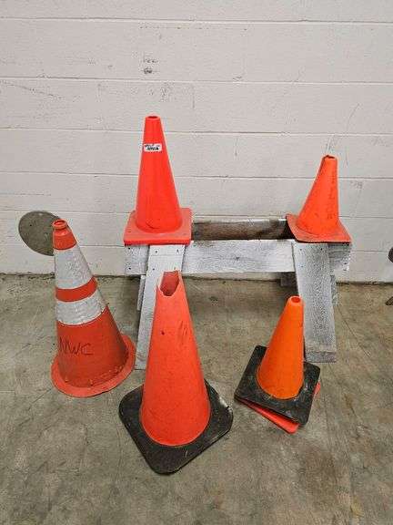 Orange Traffic Cones, Set of 5, Reflective Features, 18-28 Inches Tall ...