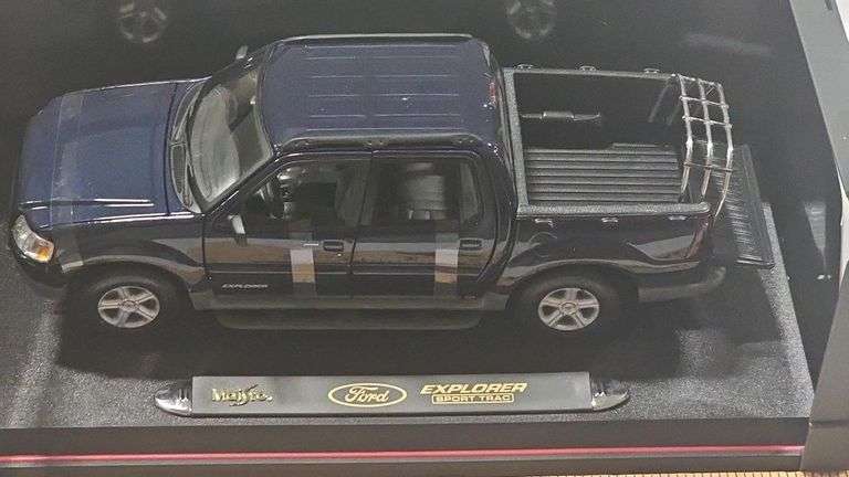 Ford Explorer Sport Trac 1:18 Scale Diecast Model by Maisto ...