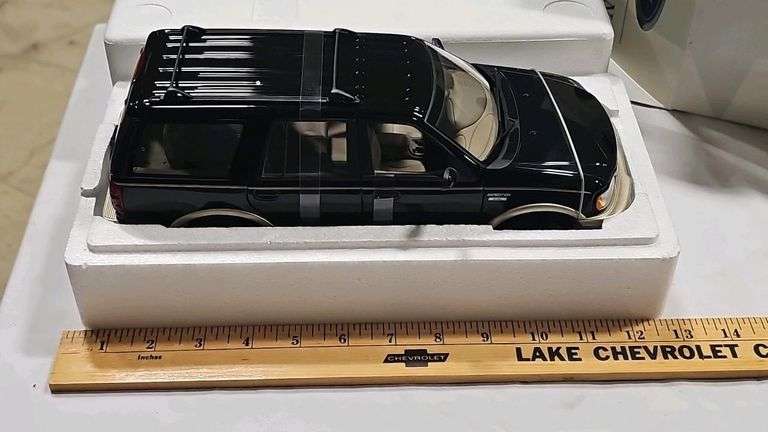 Ford Expedition Eddie Bauer Diecast Model by UT Models, 1:18 Scale ...