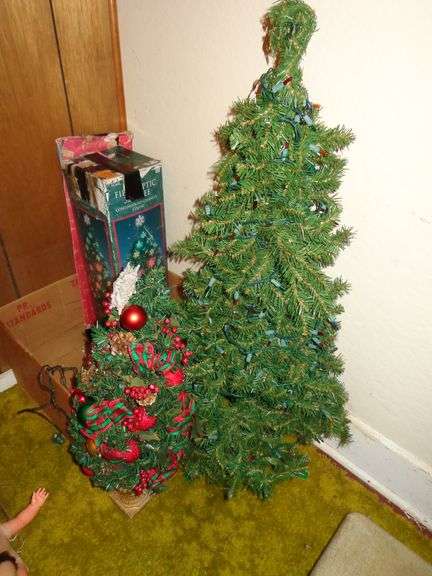 3 small Christmas trees - Mensendiek Real Estate and Auction Professionals