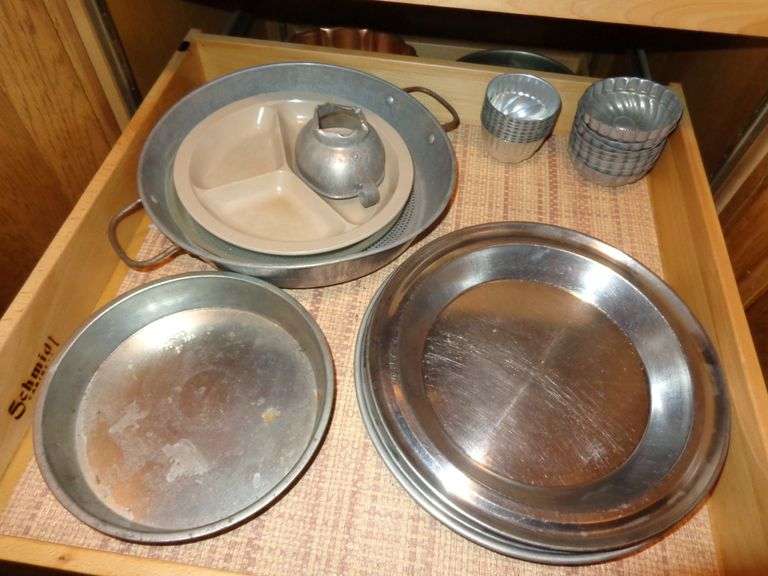 assorted pie pans, jello molds, canning funnel, bunt pans - Mensendiek ...