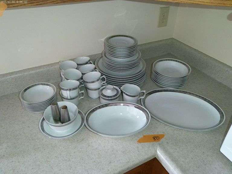 Set of Harmony House dishes. Serving for 8. Very nice set. - Mensendiek ...