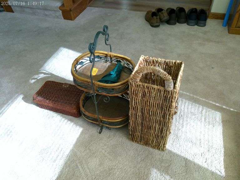 3 decorative baskets. Main level - Mensendiek Real Estate and Auction ...