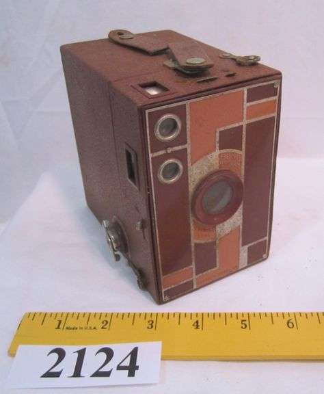 Brown Beau Brownie box camera w/ Art Deco face - Mark Van Hook, Auctioneer